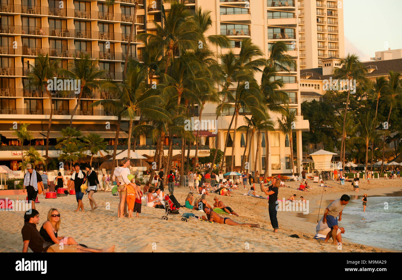 Waikiki beach crowd hi-res stock photography and images - Alamy