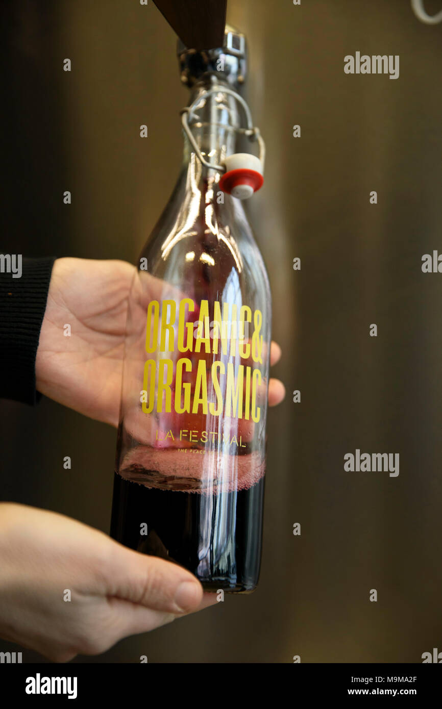 Growler fill hi-res stock photography and images - Alamy