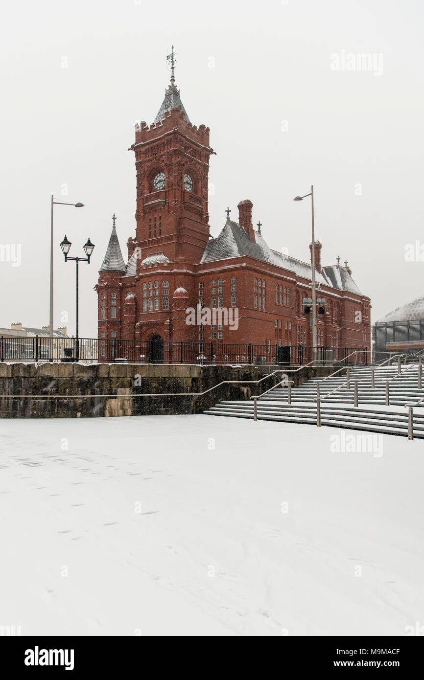 Cardiff bay snow hi-res stock photography and images - Alamy