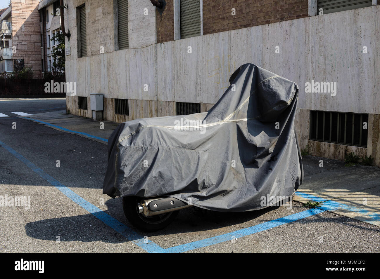 Motorino posteggiato hi-res stock photography and images - Alamy