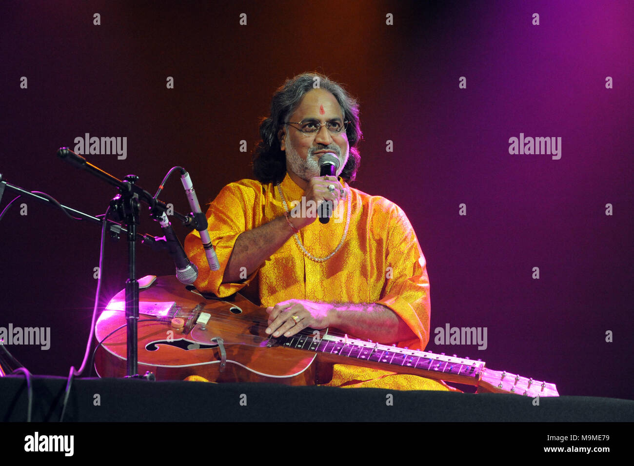 Vishwa mohan bhatt hi-res stock photography and images - Alamy