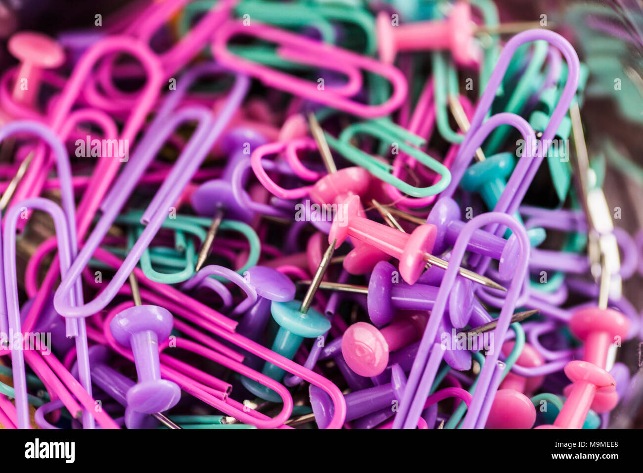 Clips and drawing pins hi-res stock photography and images - Alamy