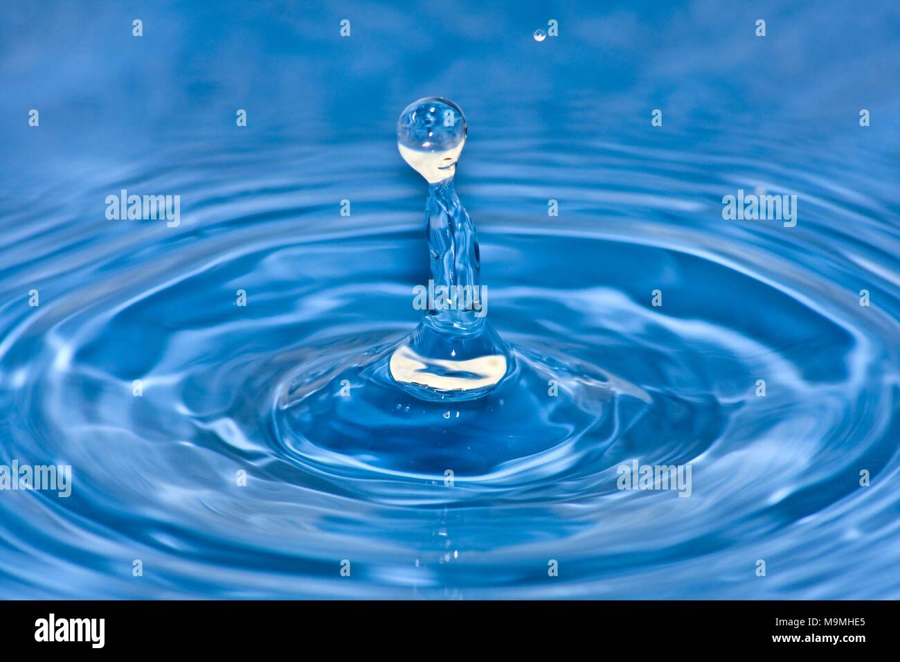 Splash, a drop falling in the water Stock Photo - Alamy