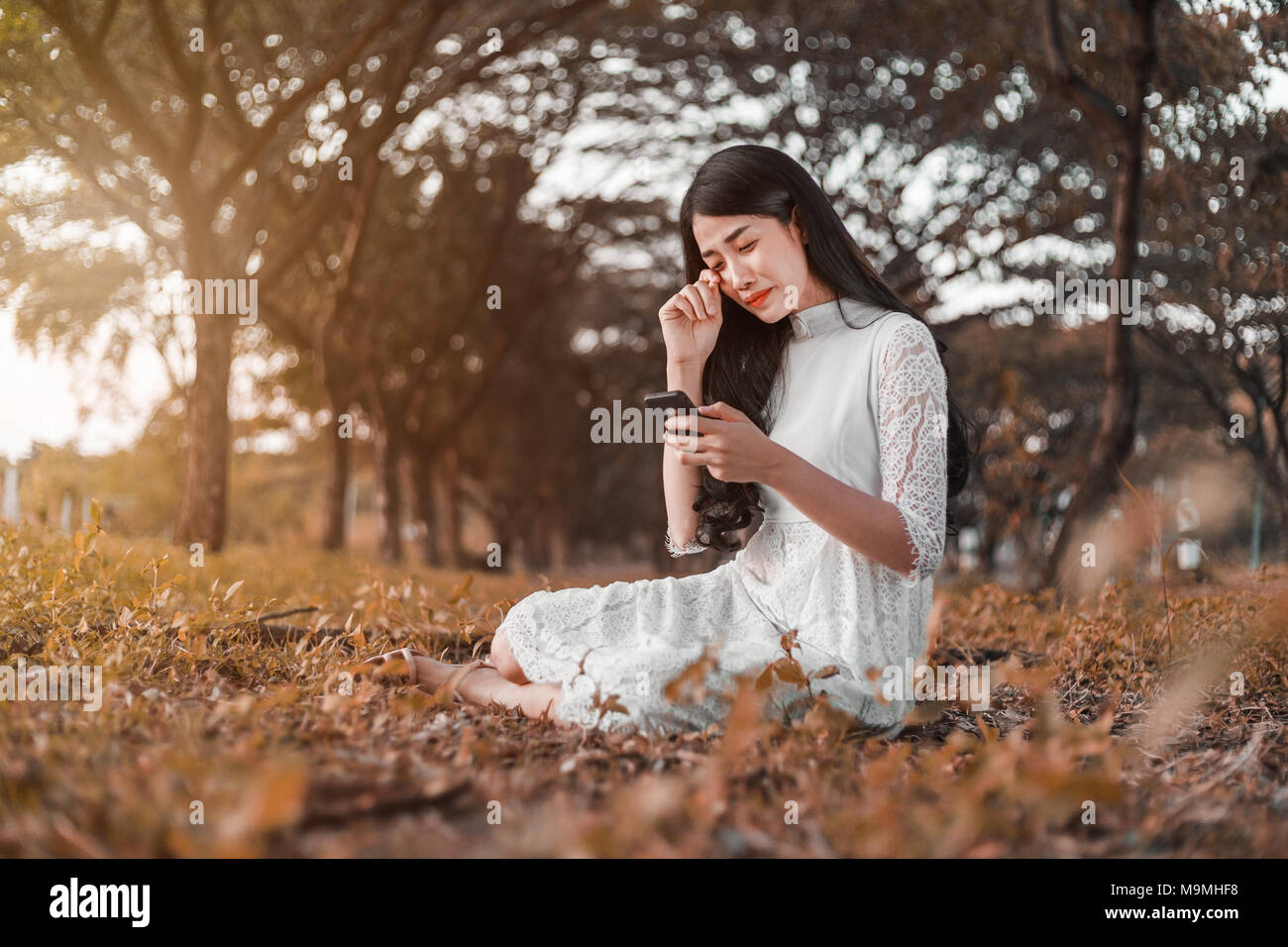 Girl cry mobile phone hi-res stock photography and images - Alamy