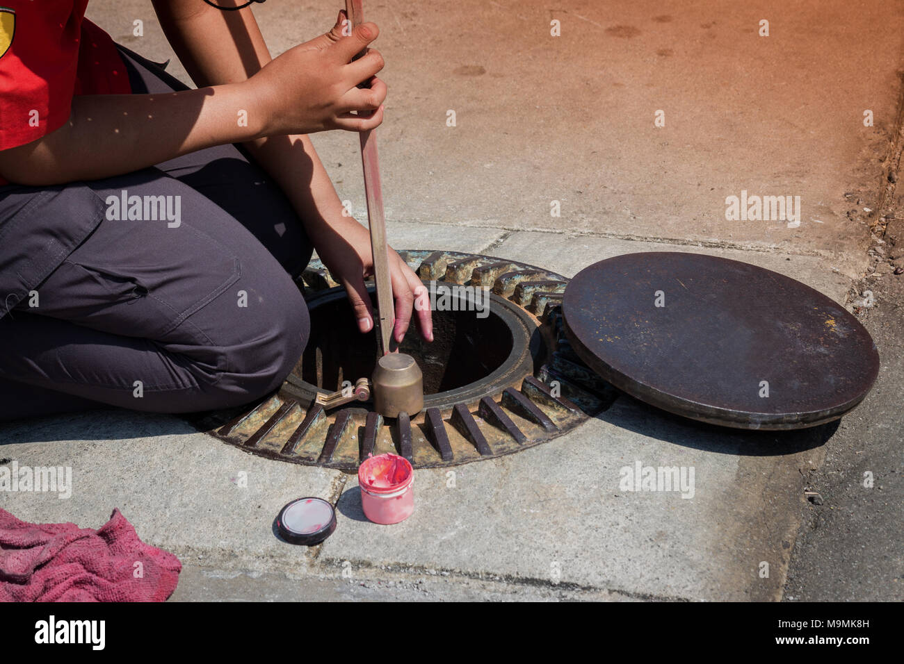 Checking the oil in the service station Stock Photo - Alamy