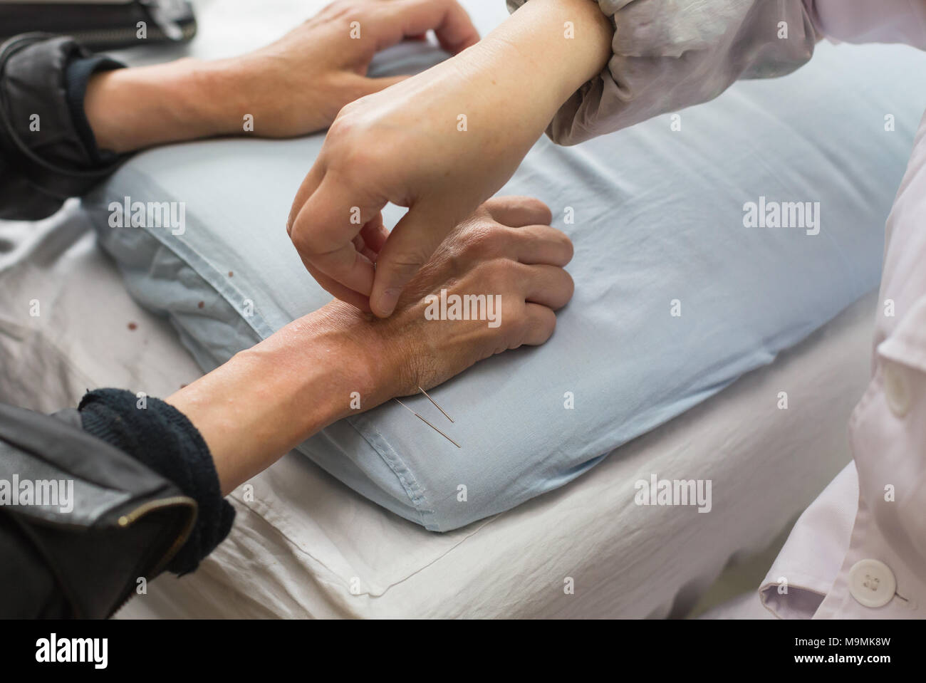 Acupuncture scene at a clinic in China Stock Photo - Alamy