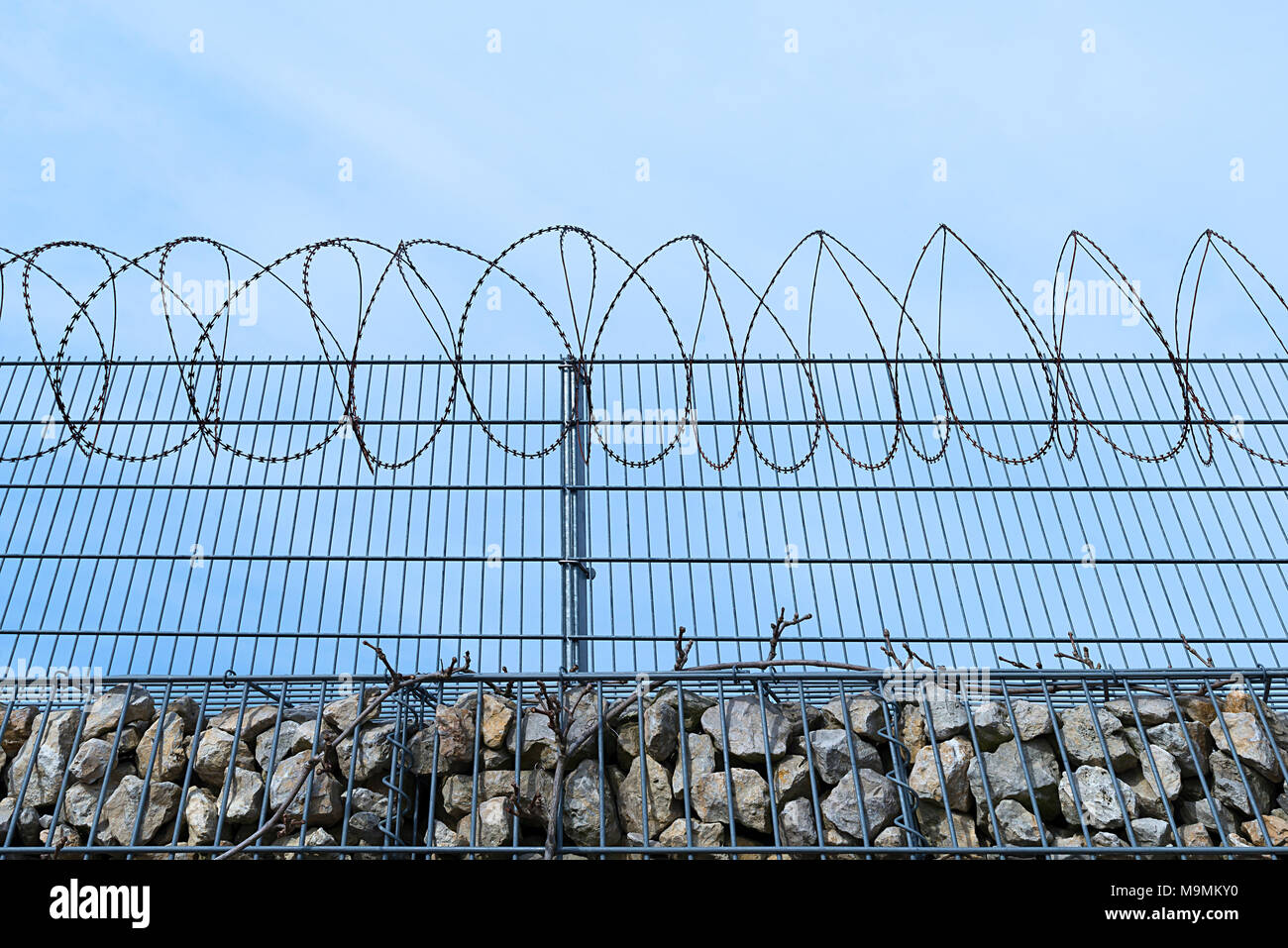 Stone wall and wire fence hi-res stock photography and images - Alamy