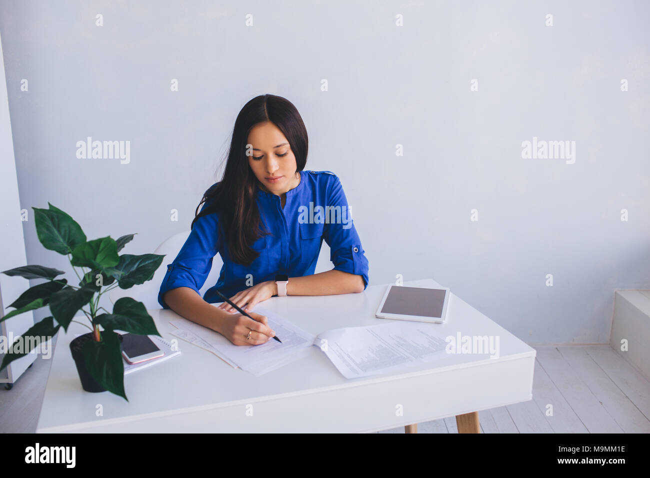 modern office worker while paperwork Stock Photo - Alamy