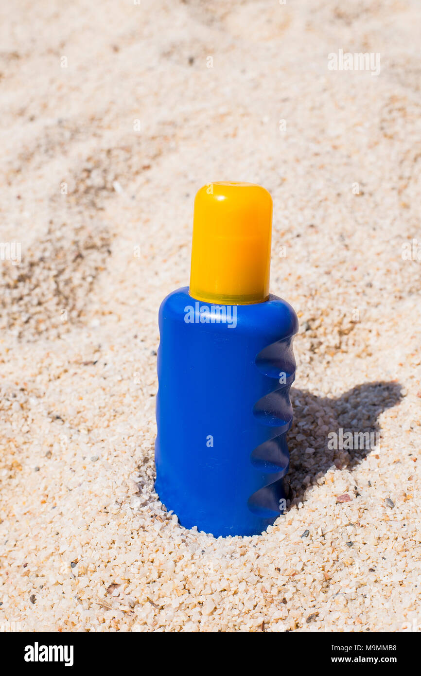 Beach sunbathing suntan lotion hi-res stock photography and images - Alamy