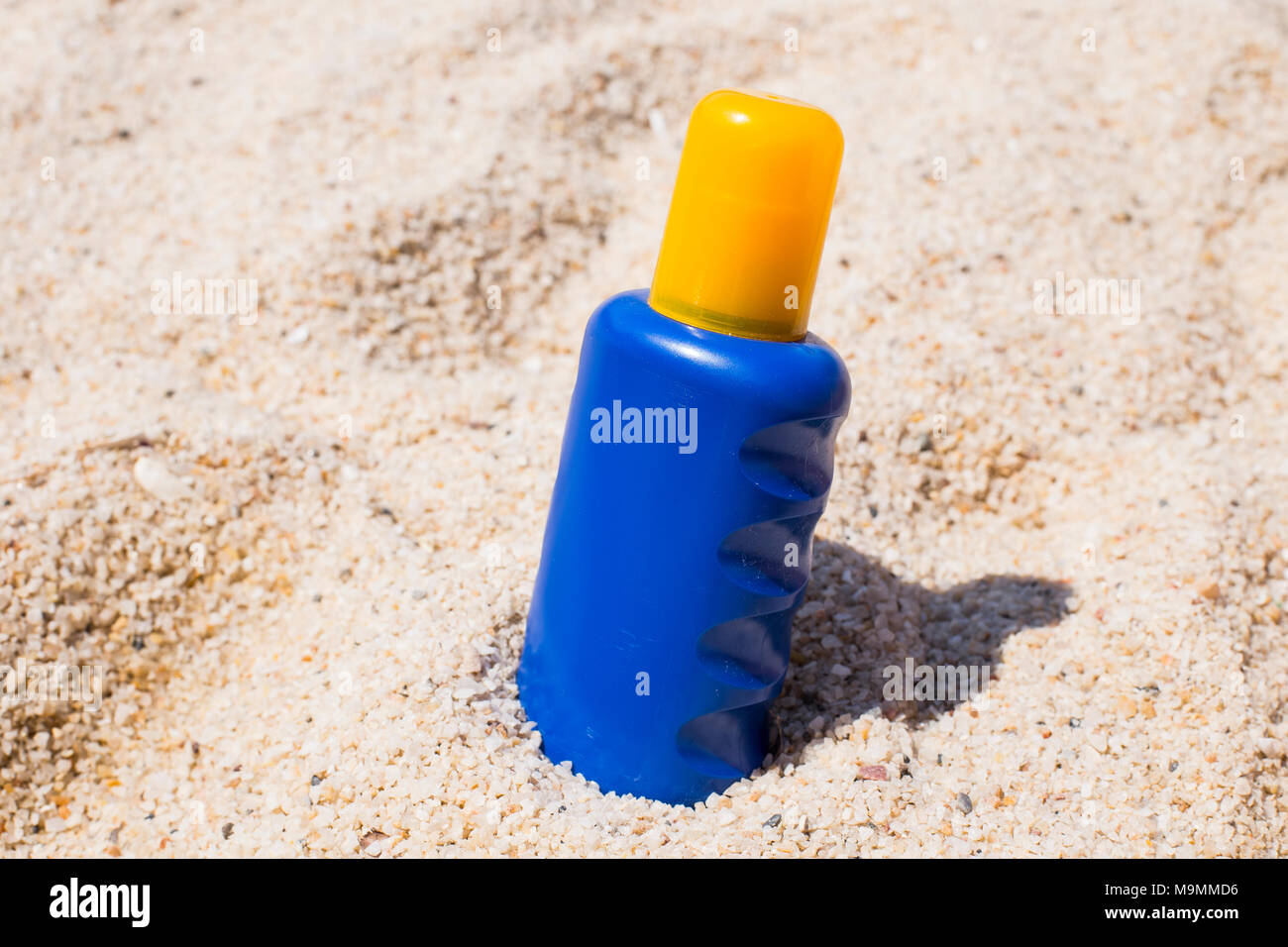 Beach sunbathing suntan lotion hi-res stock photography and images - Alamy