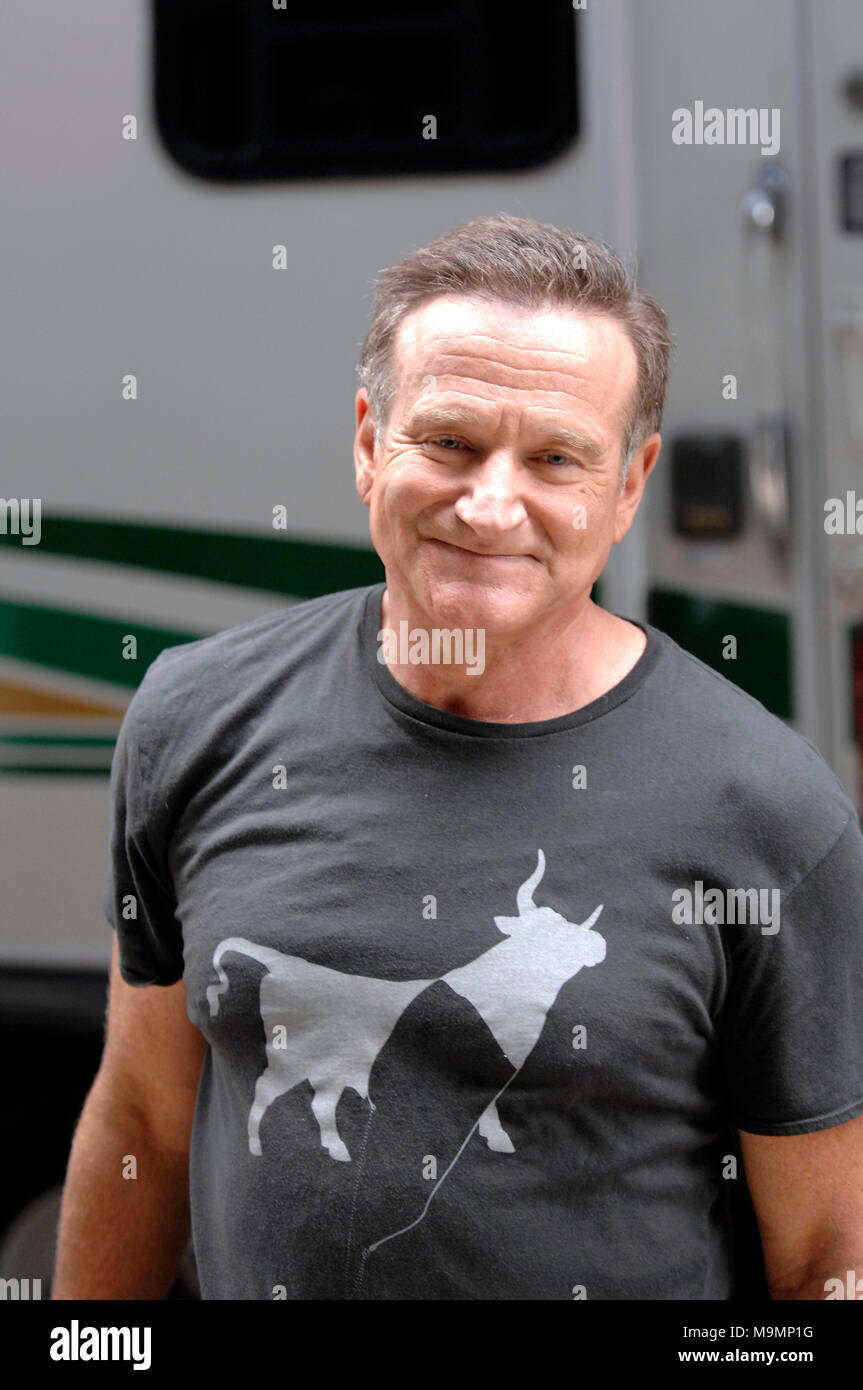 NEW YORK - SEPTEMBER 22, 2007: Actor Robin Williams leaving the set of ...