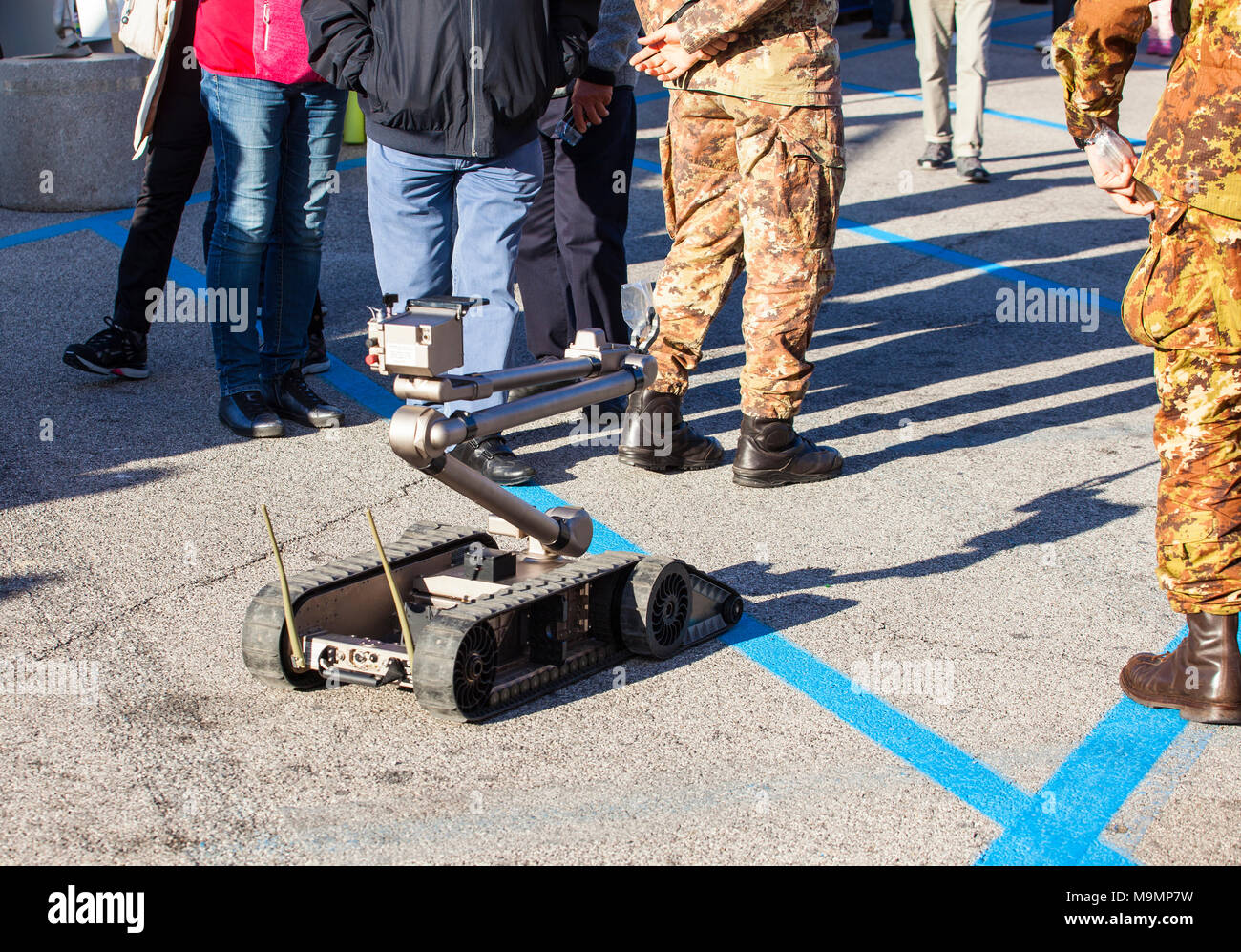 Heavy-duty, multi-mission robot suitable for missions such as explosive ...