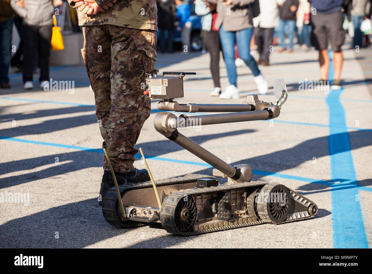 Heavy-duty, multi-mission robot suitable for missions such as explosive ...