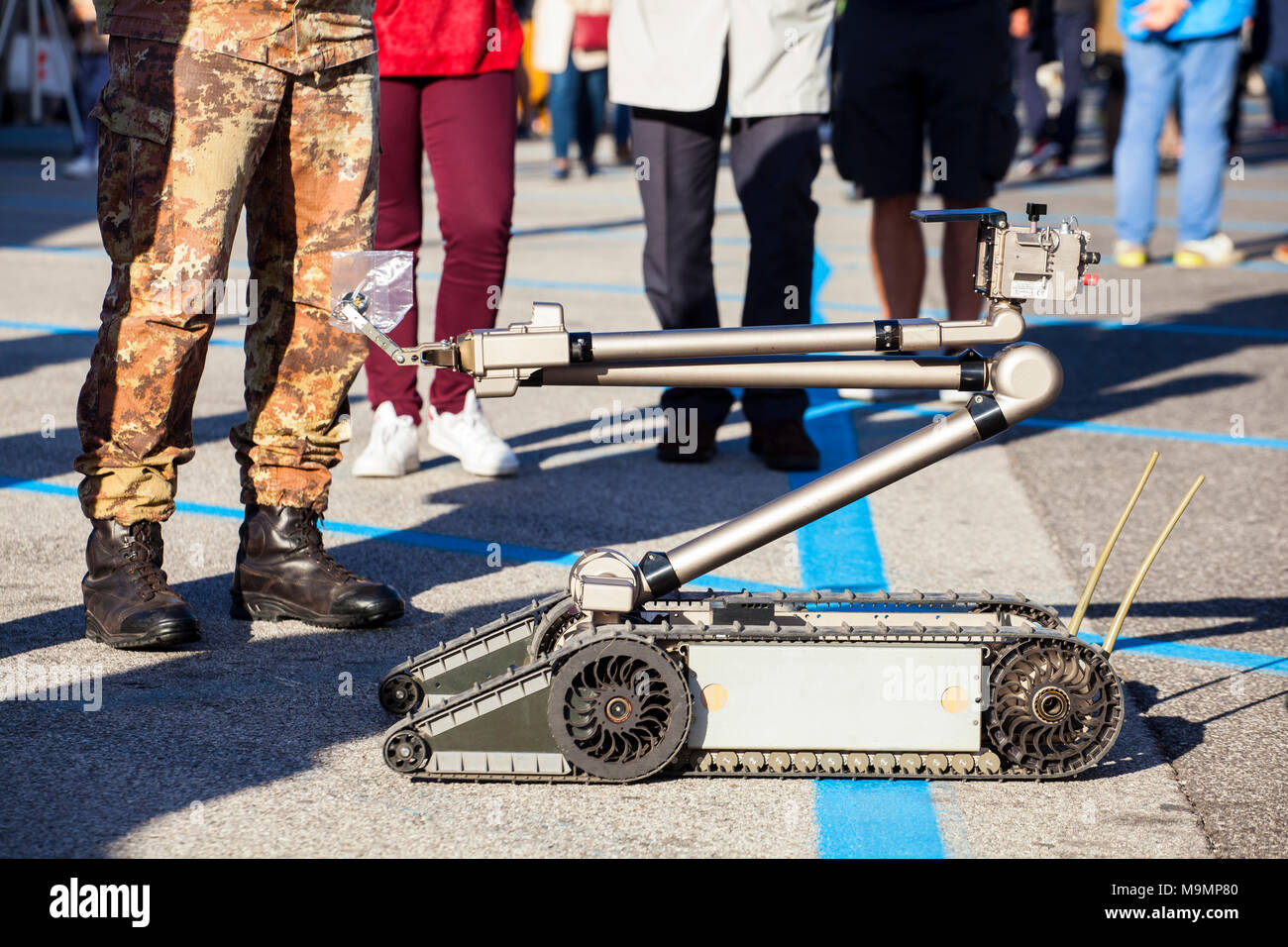 Heavy-duty, multi-mission robot suitable for missions such as explosive ...