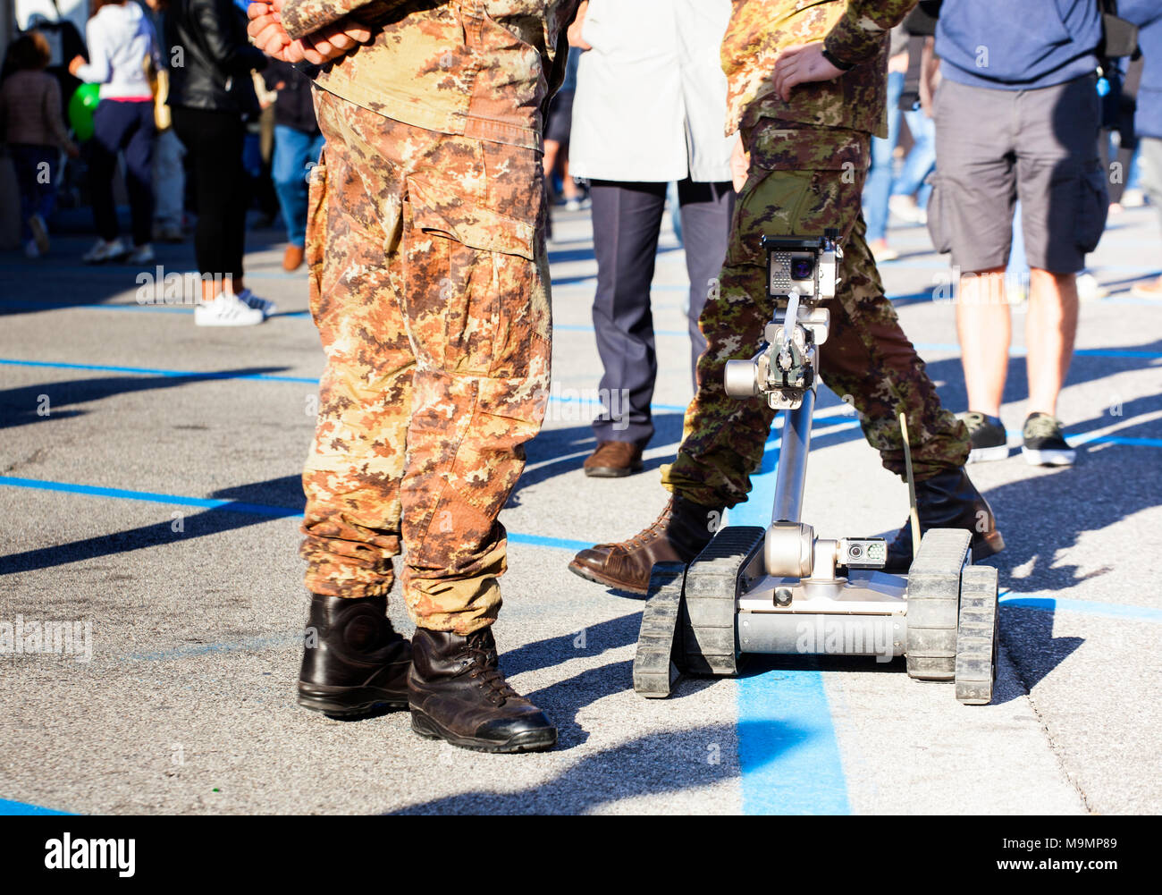 Heavy-duty, multi-mission robot suitable for missions such as explosive ...