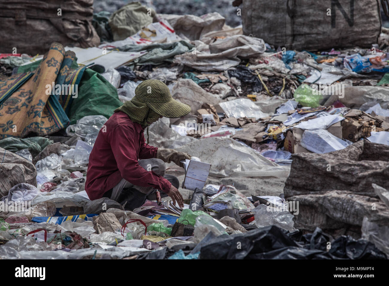 Worker at rubbish dump hi-res stock photography and images - Alamy