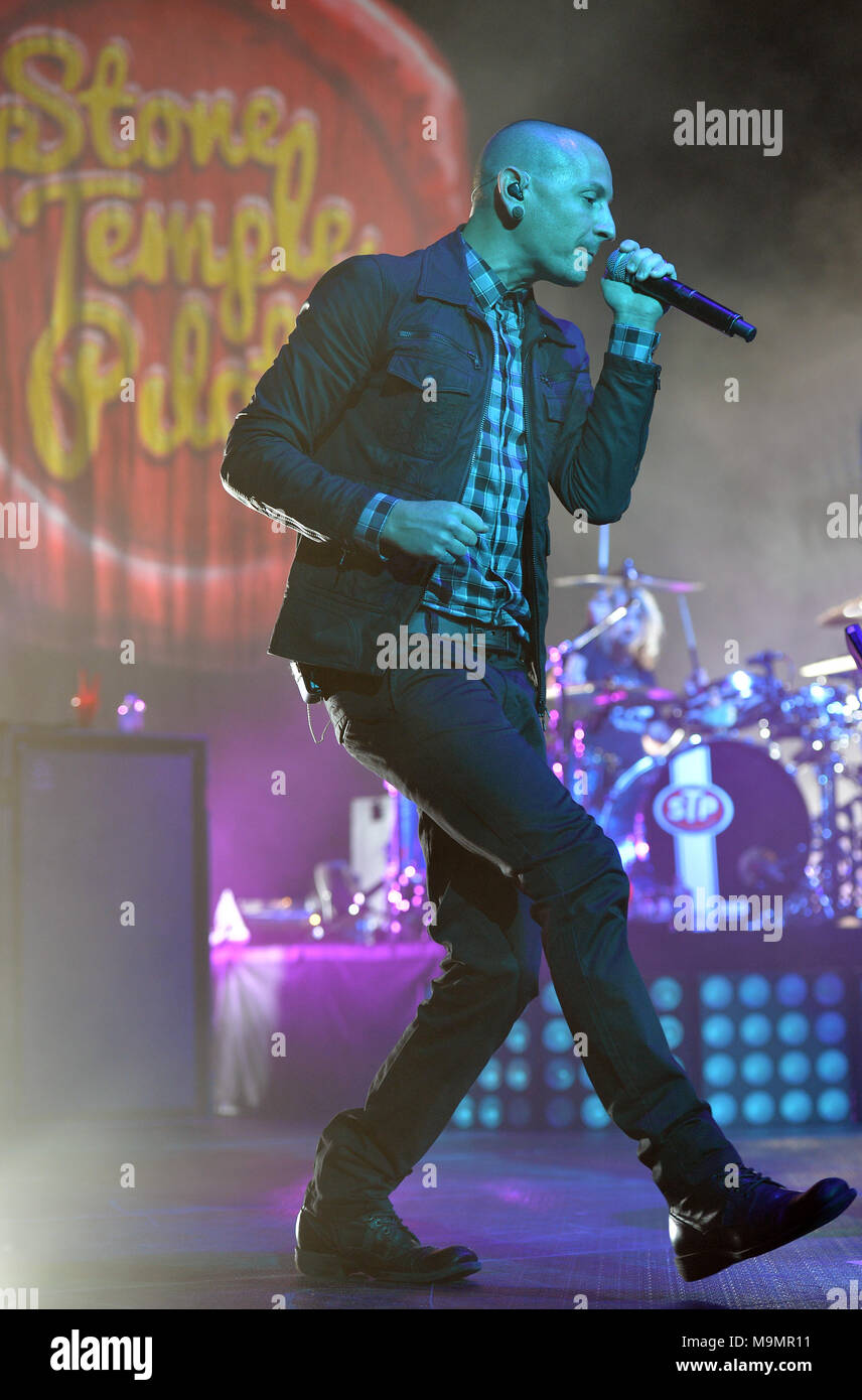 SUNRISE, FL - SEPTEMBER 17: Chester Bennington performs on stage with ...