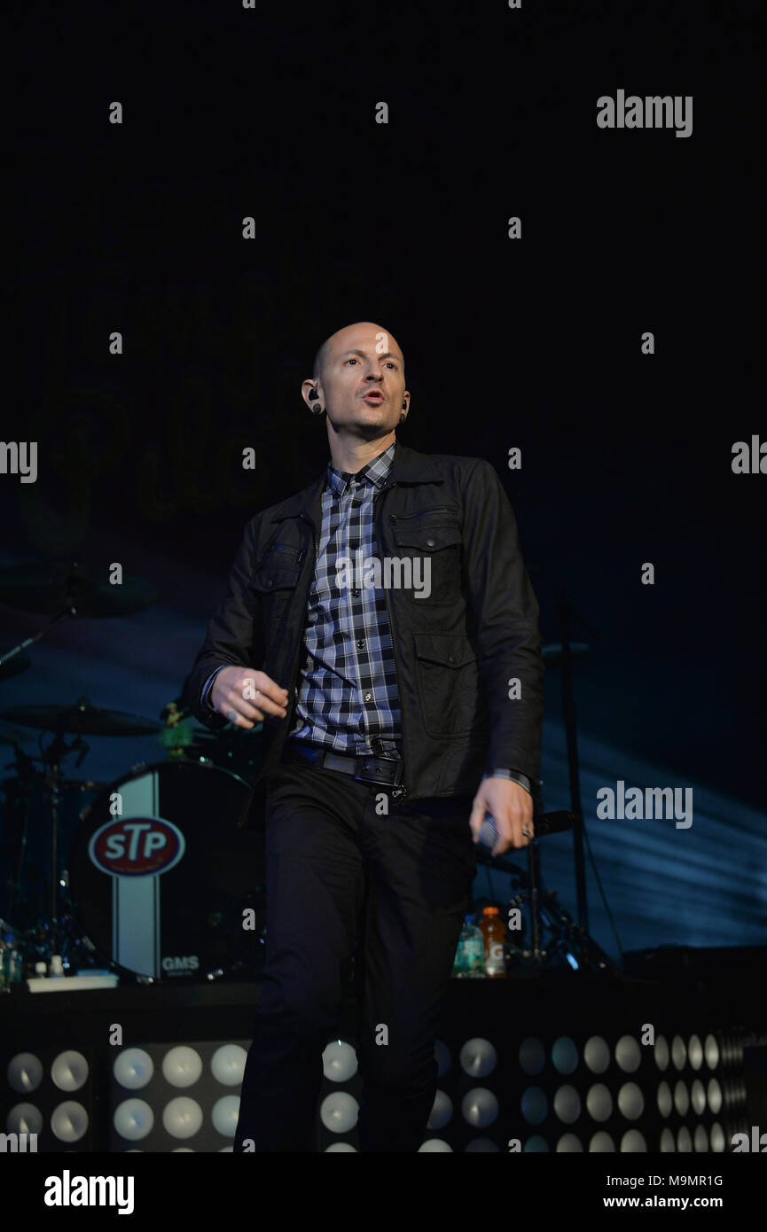 SUNRISE, FL - SEPTEMBER 17: Chester Bennington performs on stage with ...