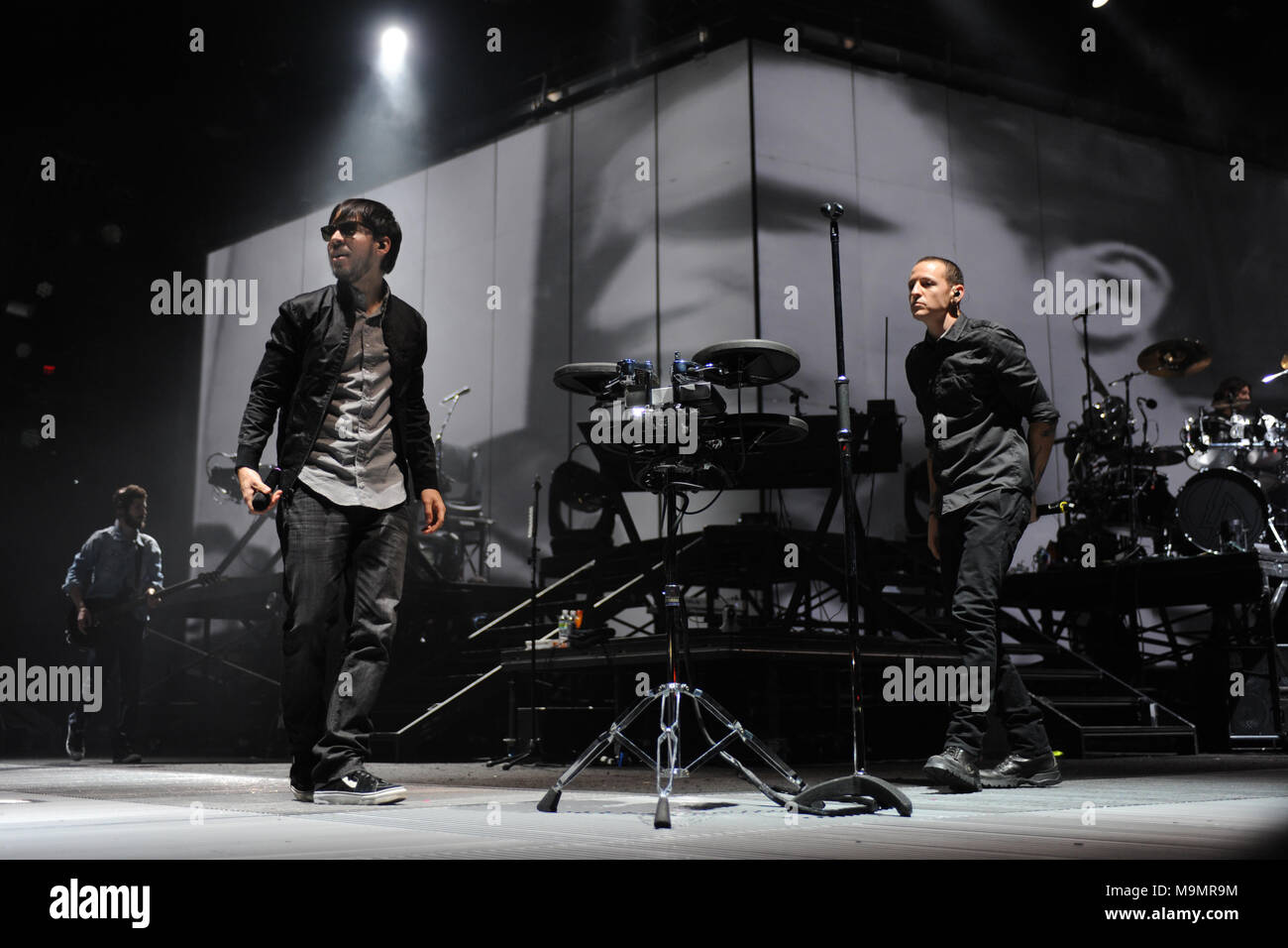 Mike shinoda and chester bennington hi-res stock photography and images ...