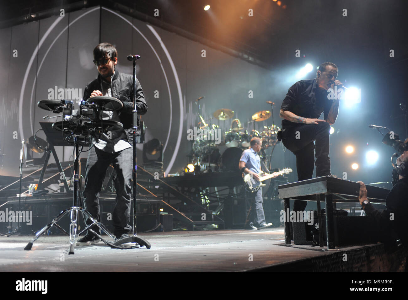 Mike shinoda and chester bennington hi-res stock photography and images ...