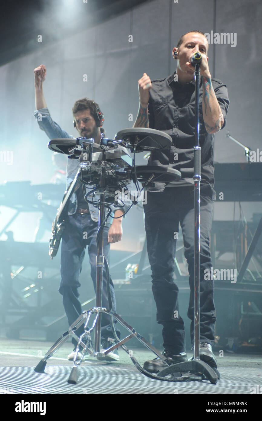 Mike shinoda and chester bennington hi-res stock photography and images ...