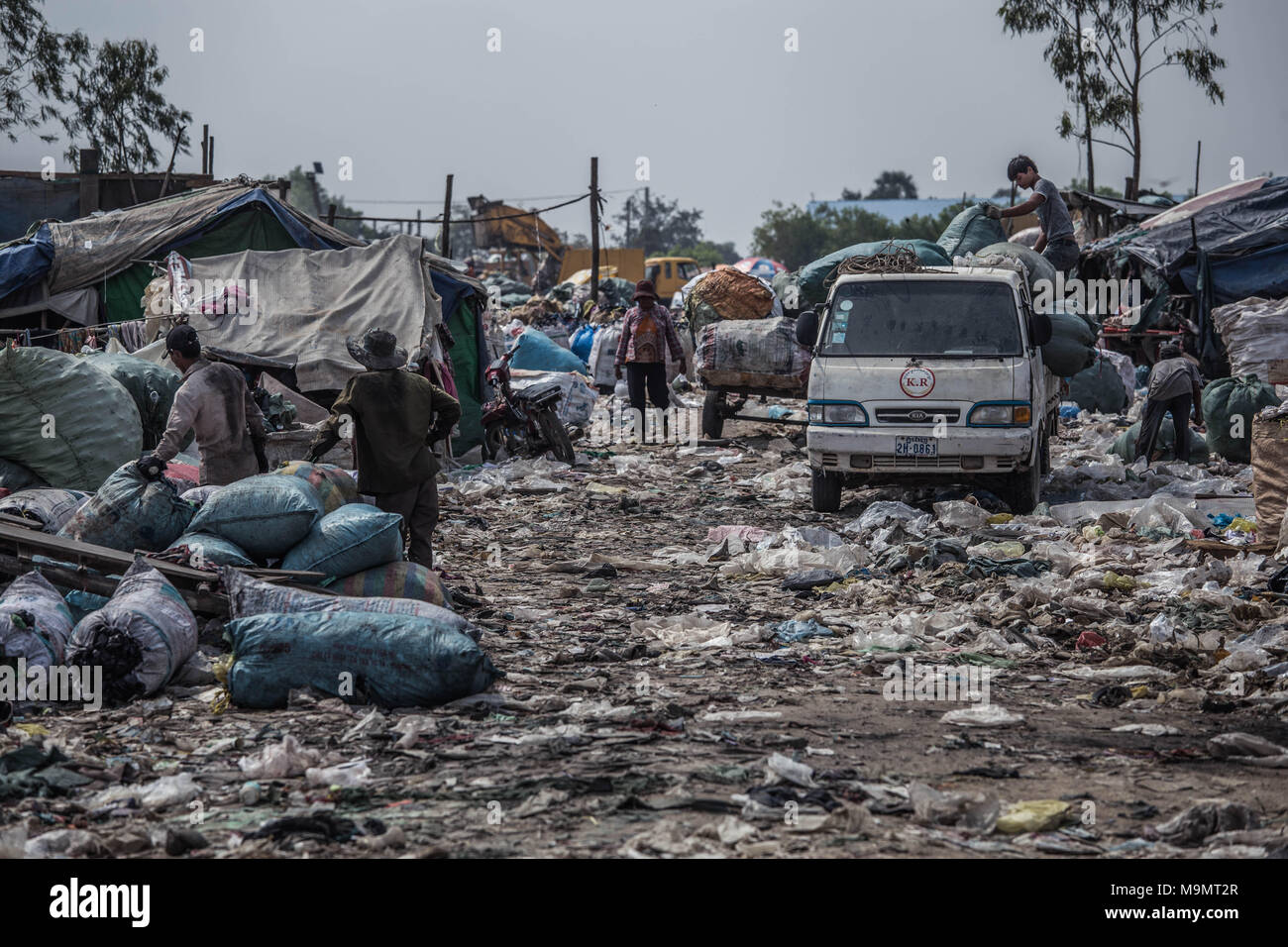 Garbage collectors on rubbish dump on the outskirts, Phnom Penh ...