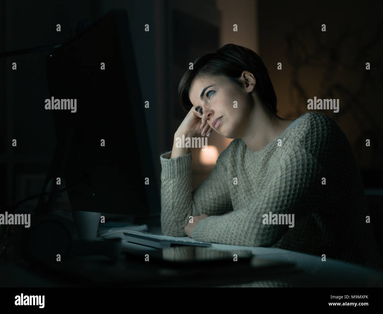 Bored office desk staring computer hi-res stock photography and images ...