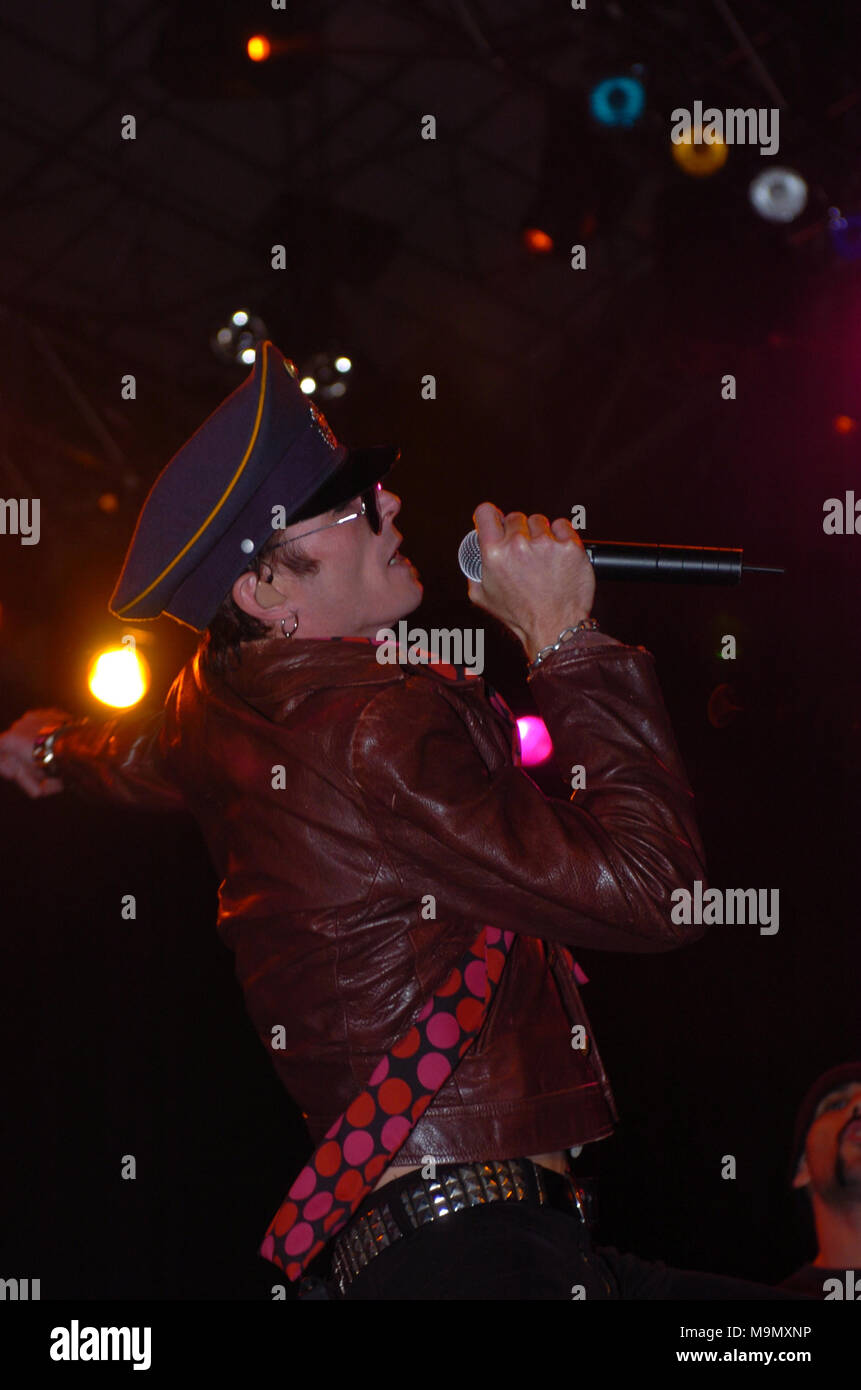 ATLANTIC CITY, NJ - JUNE 26: Velvet Revolver (Slash, Scott Weiland ...