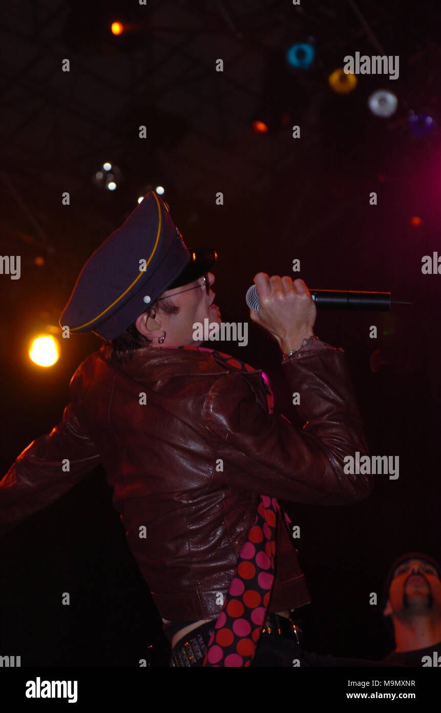 ATLANTIC CITY, NJ - JUNE 26: Velvet Revolver (Slash, Scott Weiland ...