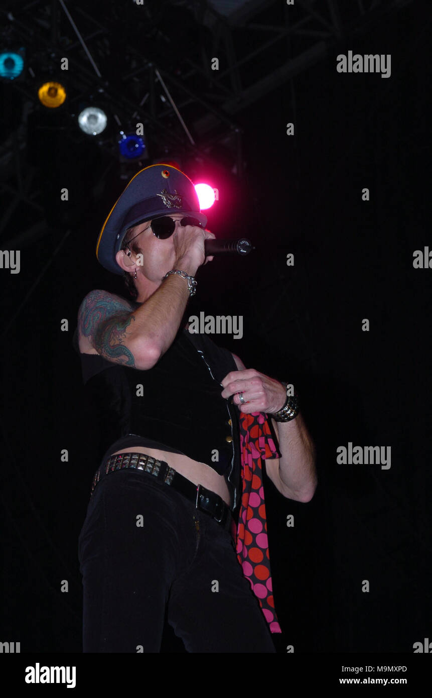 ATLANTIC CITY, NJ - JUNE 26: Velvet Revolver (Slash, Scott Weiland ...