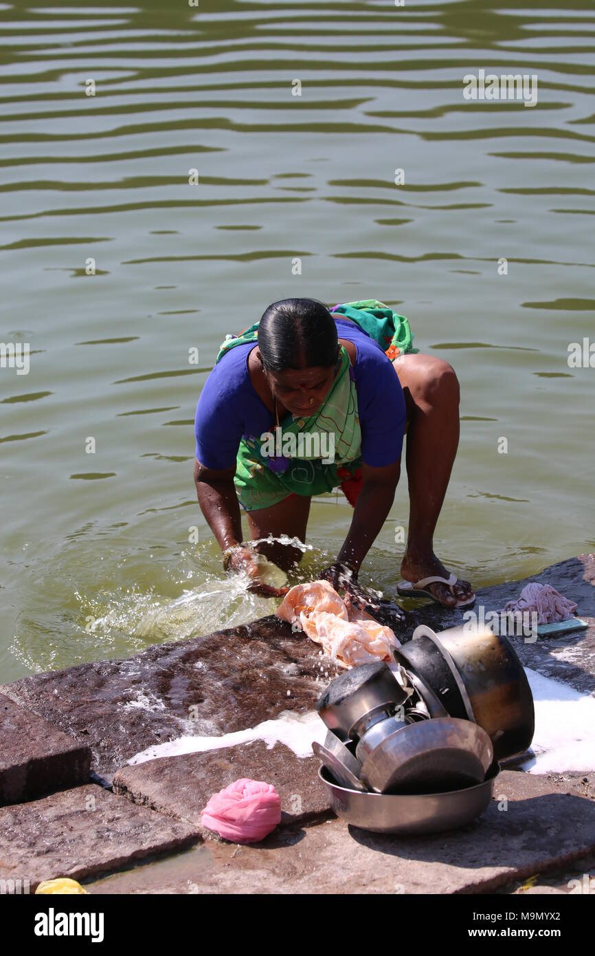 Indian woman washing clothes and dishes on the river - inderin beim ...