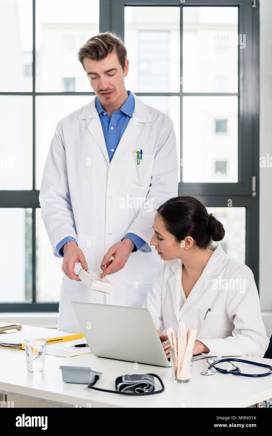 Doctor pharmacist hi-res stock photography and images - Alamy