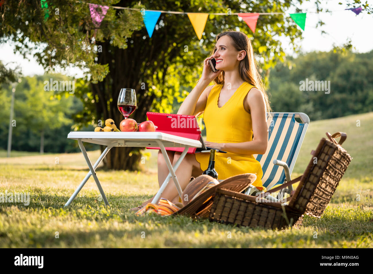 Woman picnic table hi-res stock photography and images - Alamy