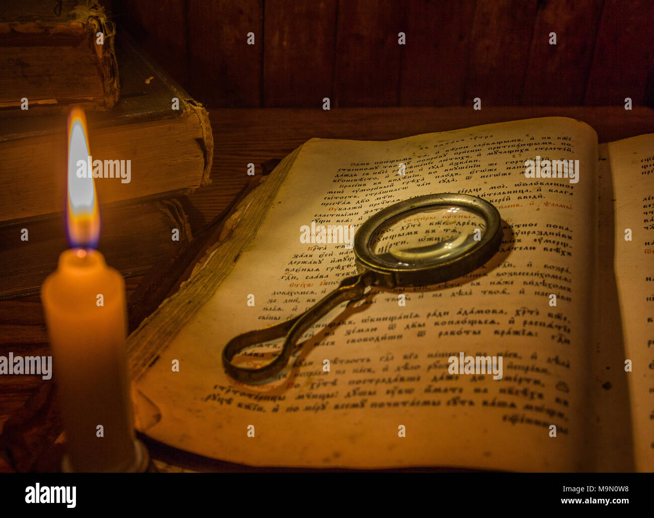 Magnifying glass old book hi-res stock photography and images - Alamy