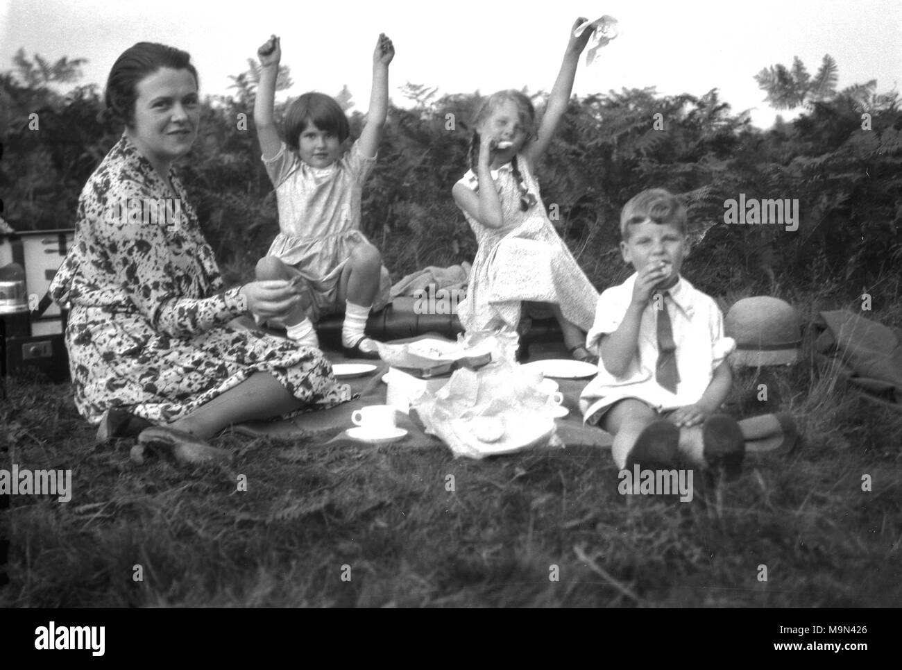 Children picnic 1950s uk hi-res stock photography and images - Alamy