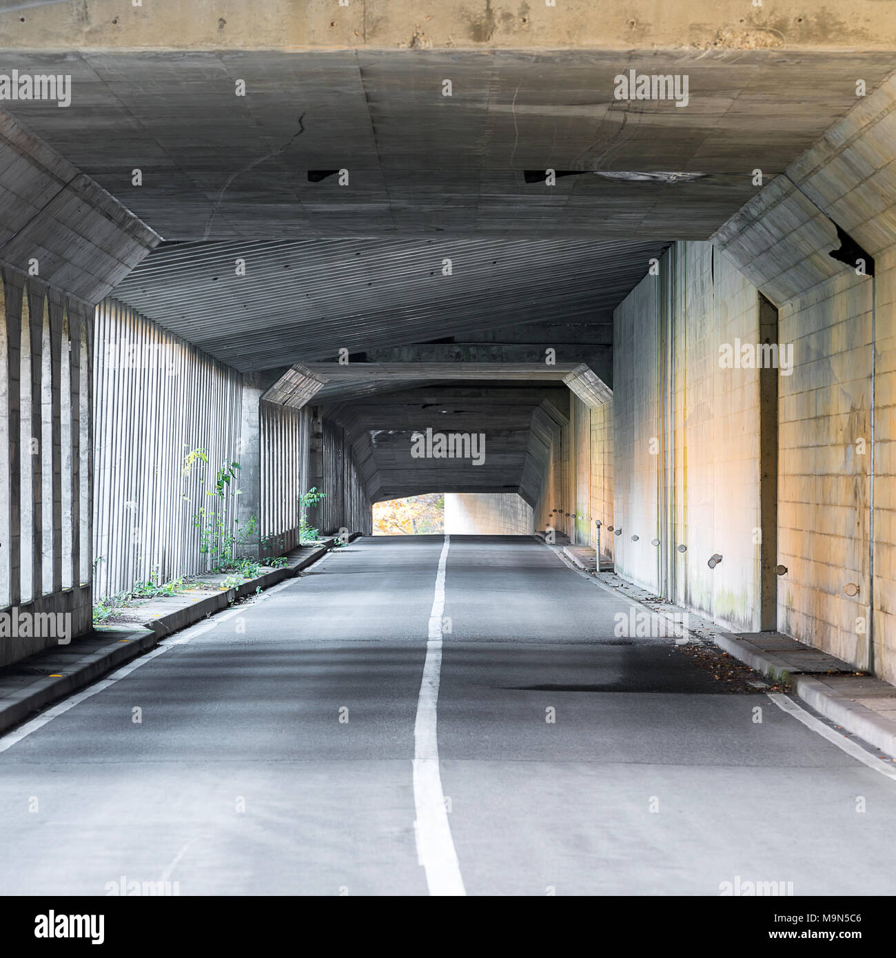 Two way tunnel traffic hi-res stock photography and images - Alamy