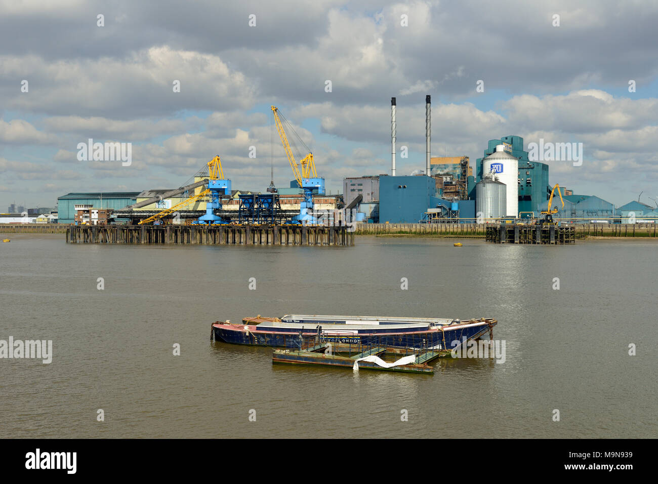 Tate & Lyle sugar refinery, Thames River, East London, United Kingdom ...
