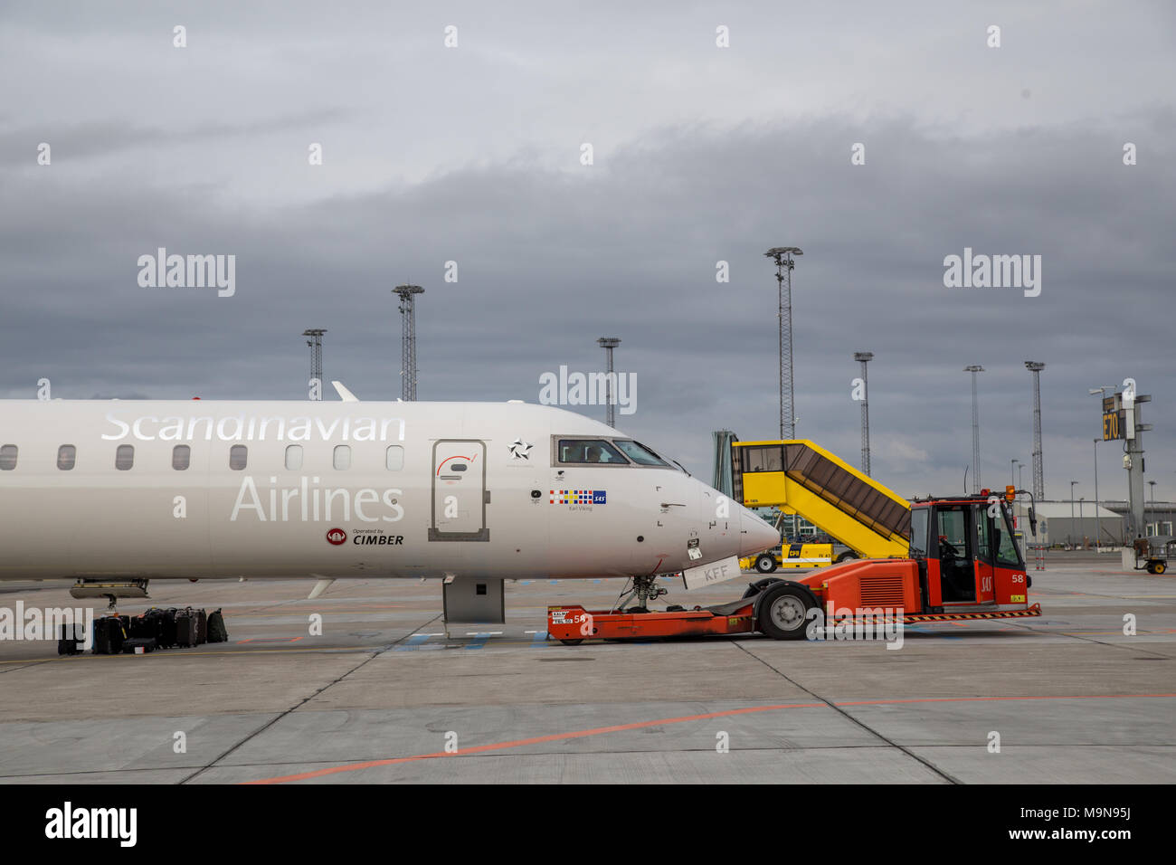 Pushback vehicle hi-res stock photography and images - Alamy