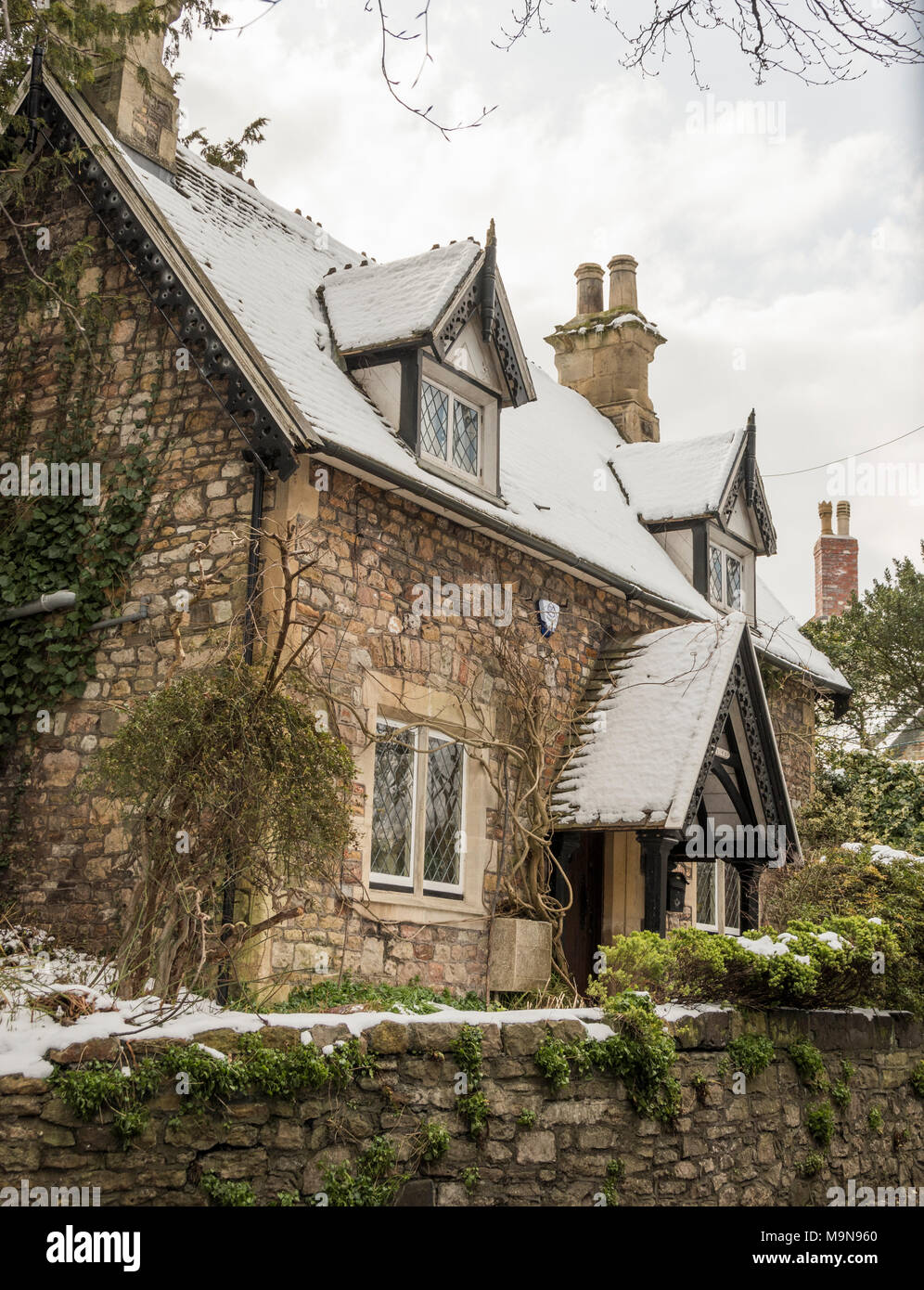 English cottage in snow hi-res stock photography and images - Alamy