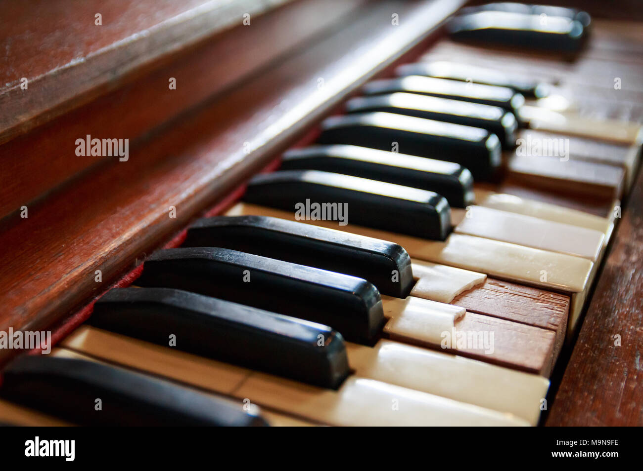 Broken old piano keyboard for interior Stock Photo - Alamy