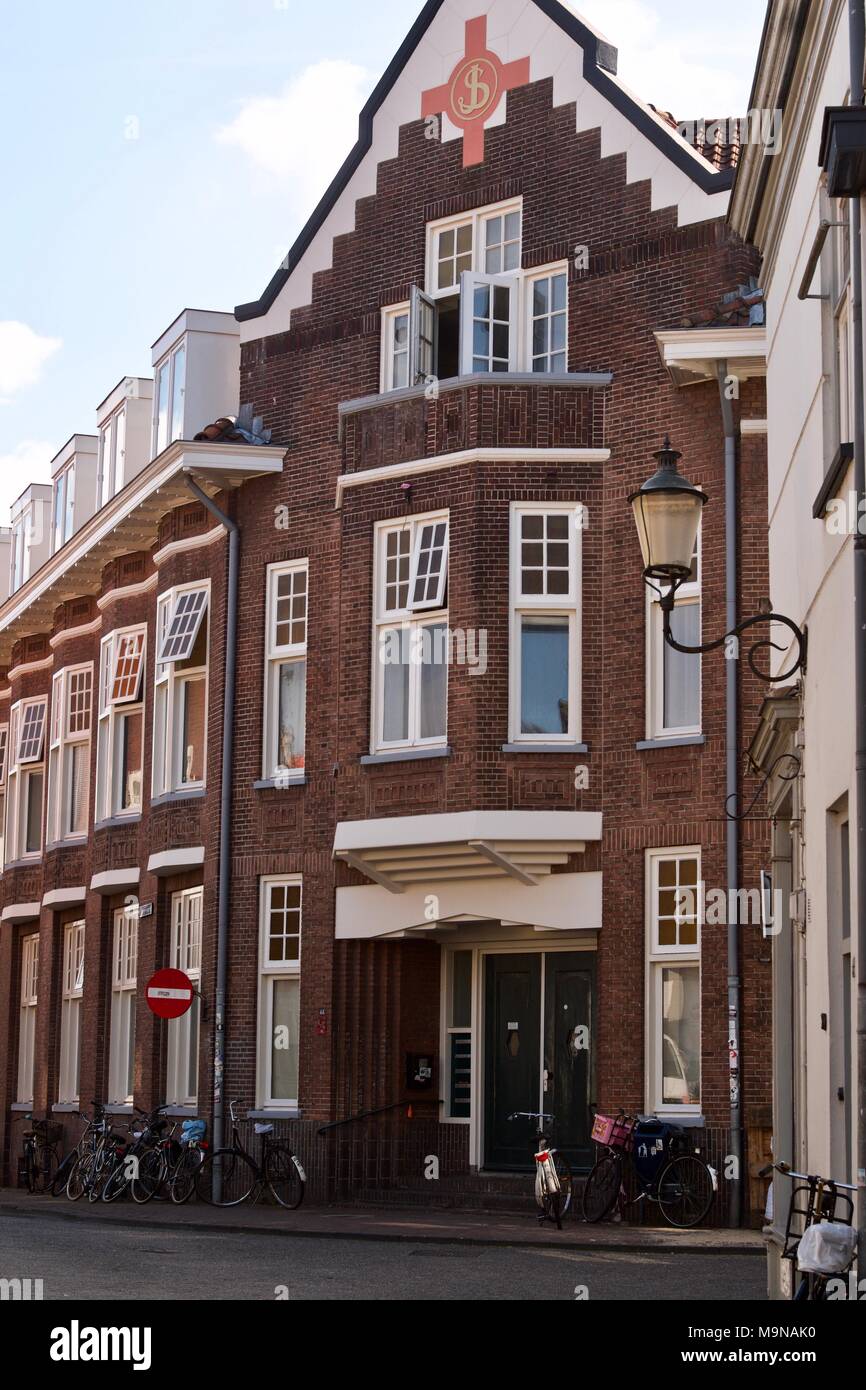 Dutch house red brick hi-res stock photography and images - Alamy