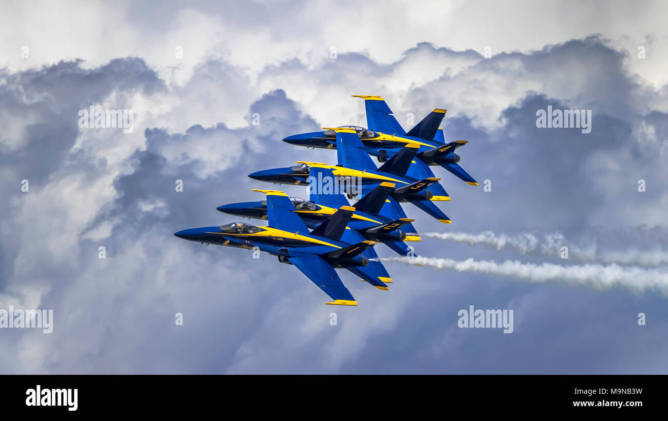 Acrobatic flying team hi-res stock photography and images - Alamy