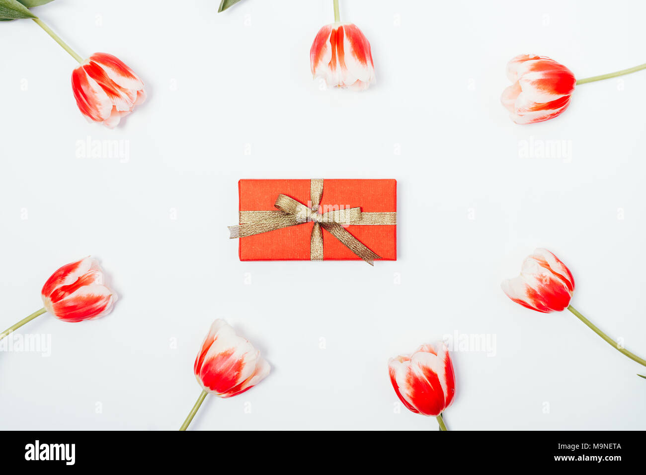 Gold ribbon bow around box hi-res stock photography and images - Alamy