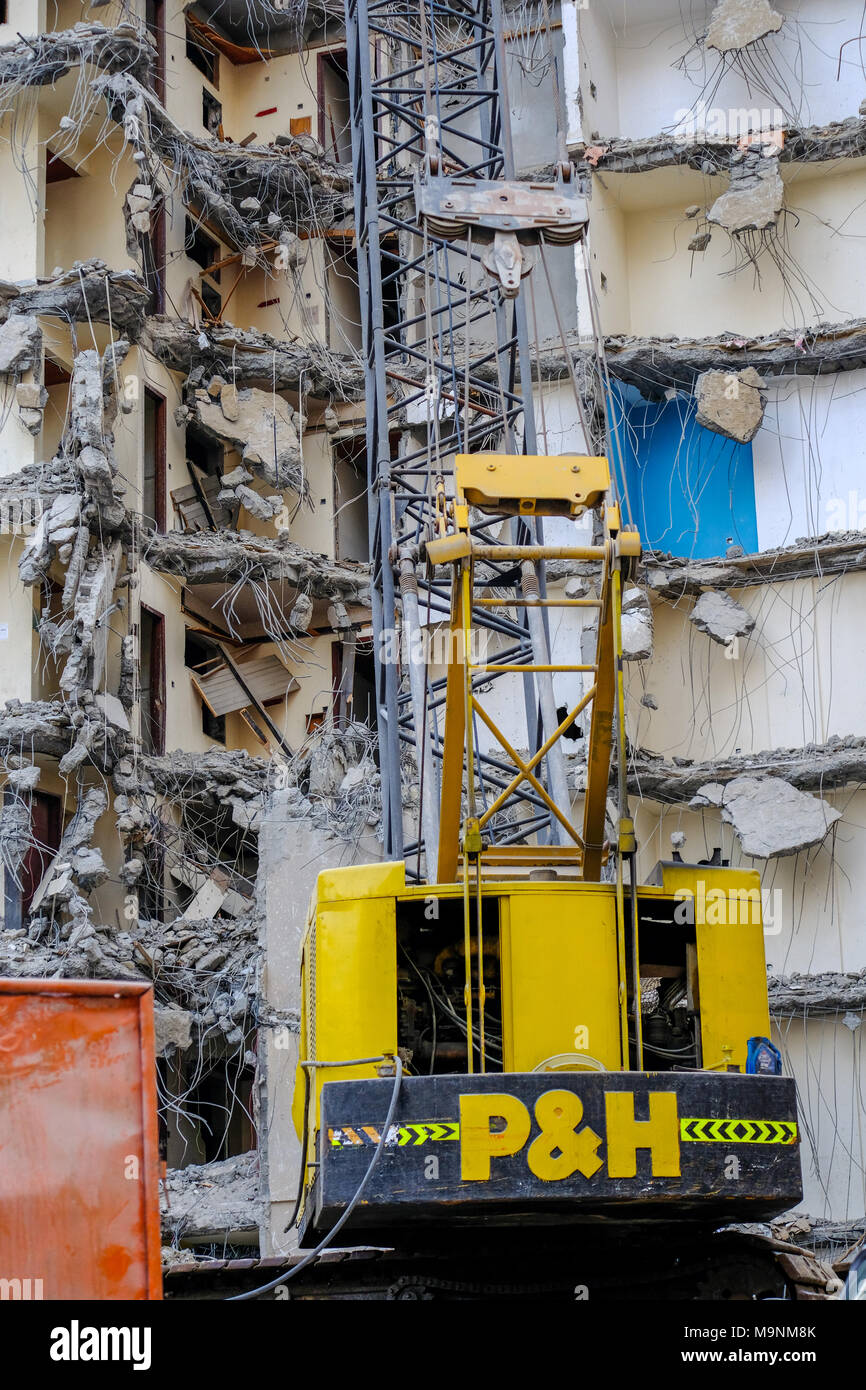 Destroyed building debris hi-res stock photography and images - Alamy