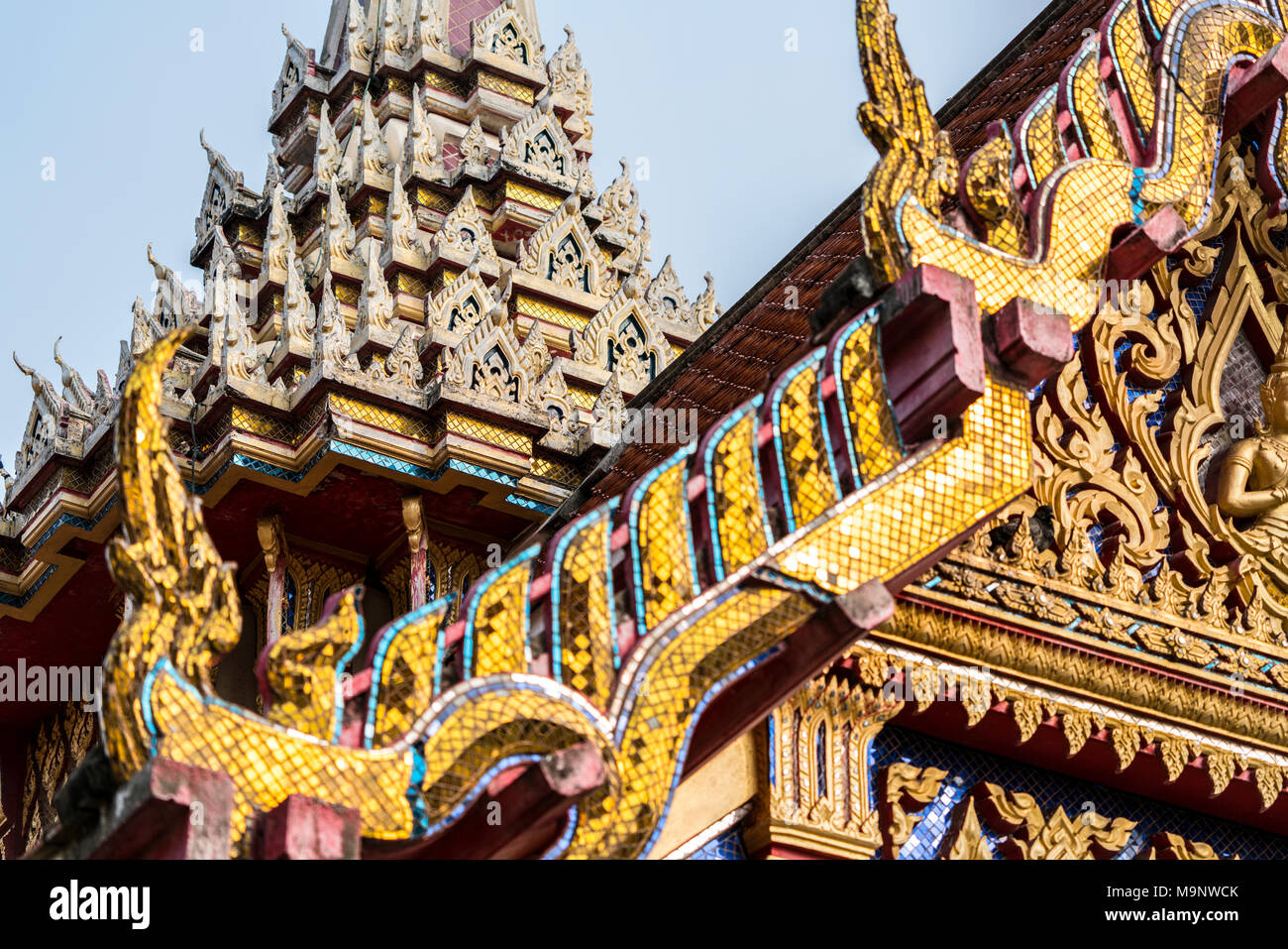 The fine details of the sculpture of a Thai temple Stock Photo - Alamy