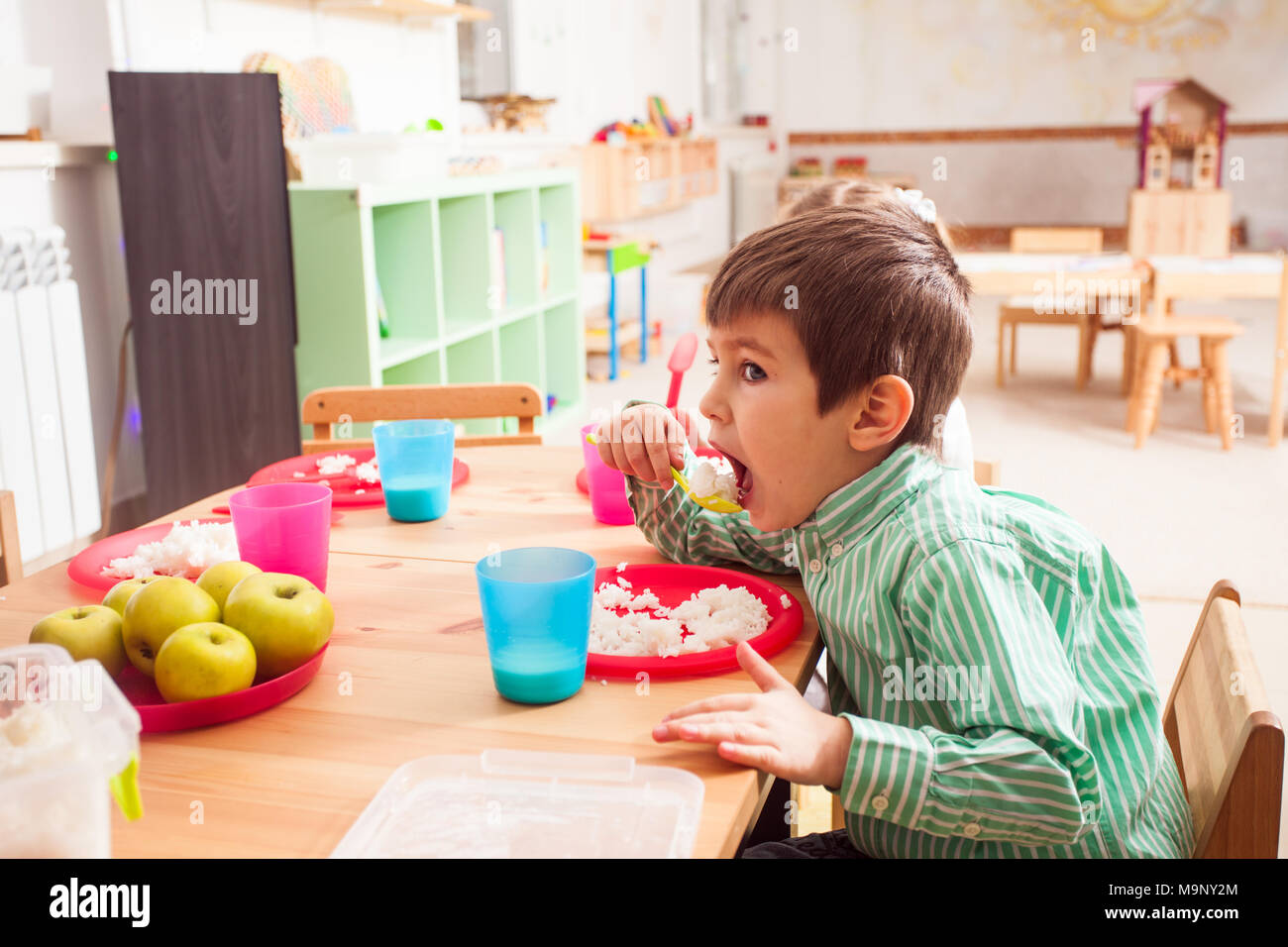 Time to eat in kindergarten Stock Photo - Alamy