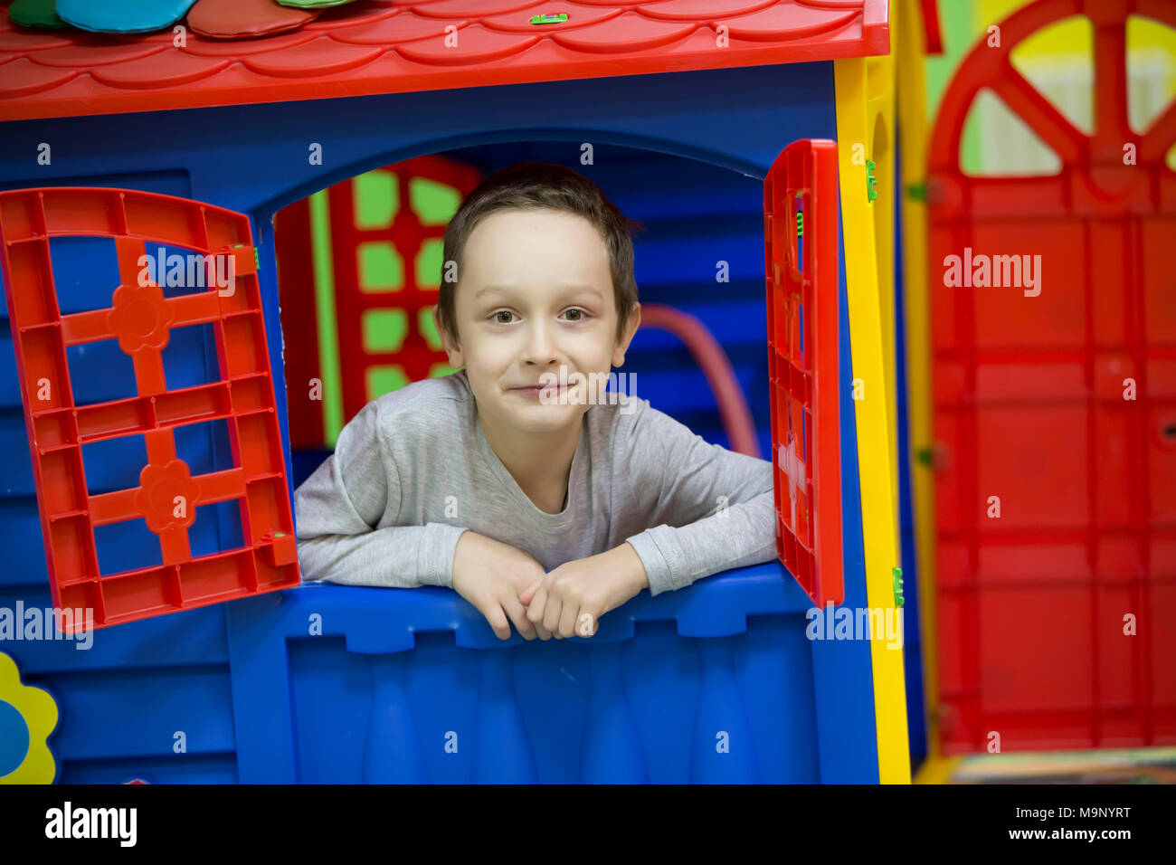 Child look through window house hi-res stock photography and images - Alamy