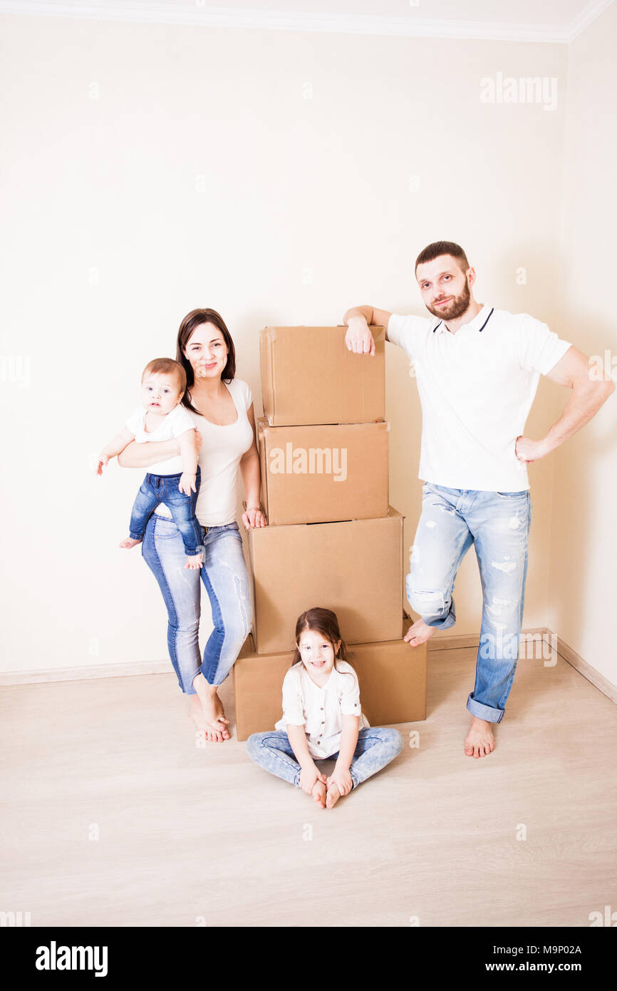 Happy family packing boxes Stock Photo - Alamy