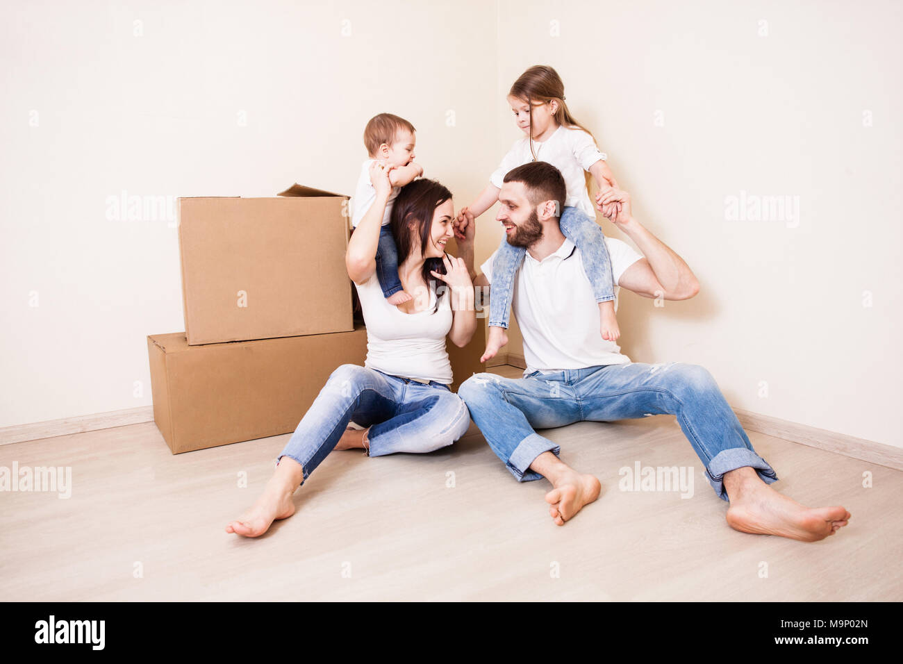 Happy family moving Stock Photo - Alamy