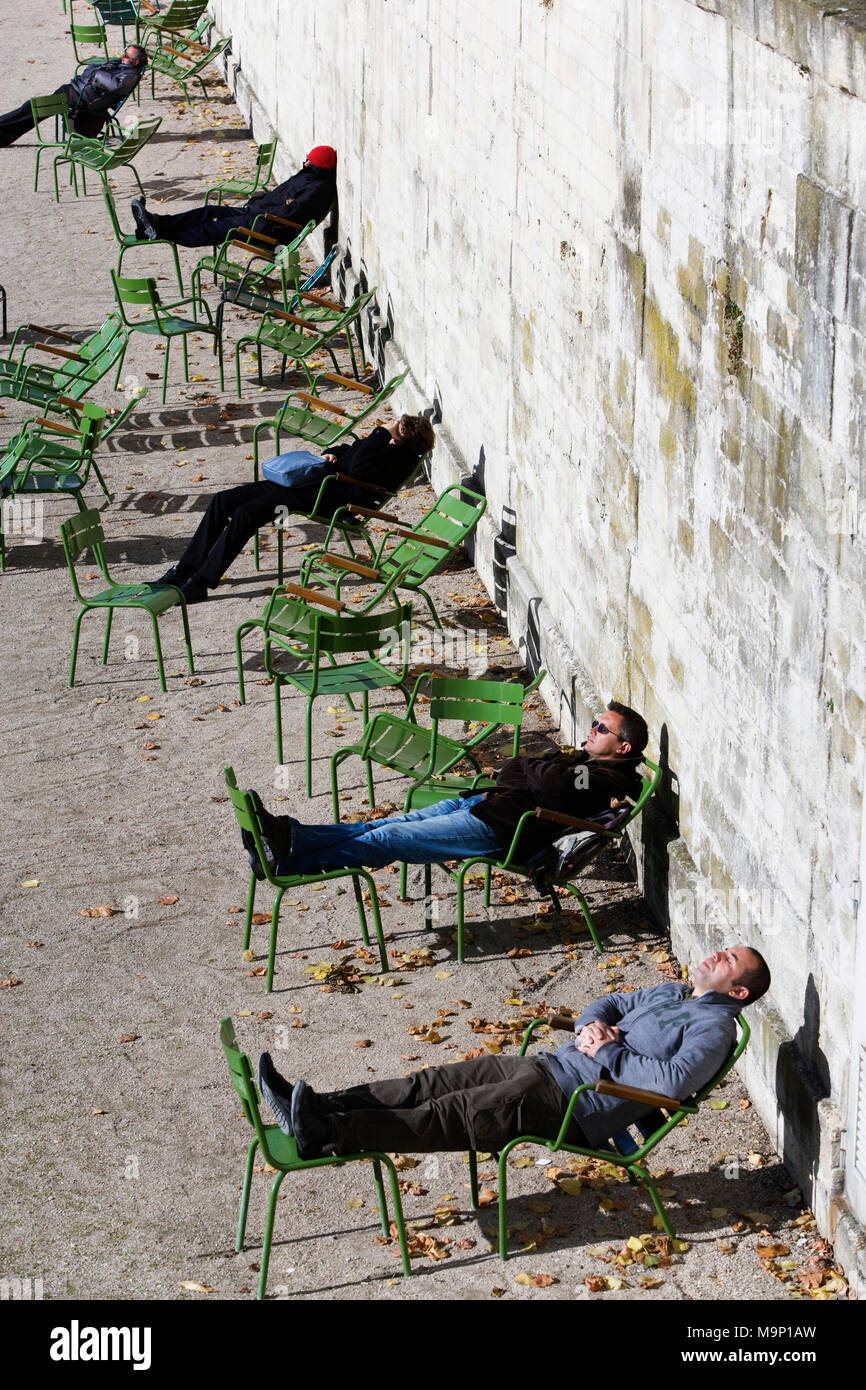 Men sunbathing hi-res stock photography and images - Alamy